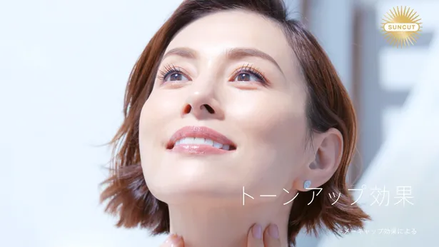 画像 米倉涼子、透明感あふれる肌を大胆披露！ 真っ白なワンピース姿の新CM解禁「気持ちの良い撮影でした」(7/14) | WEBザテレビジョン